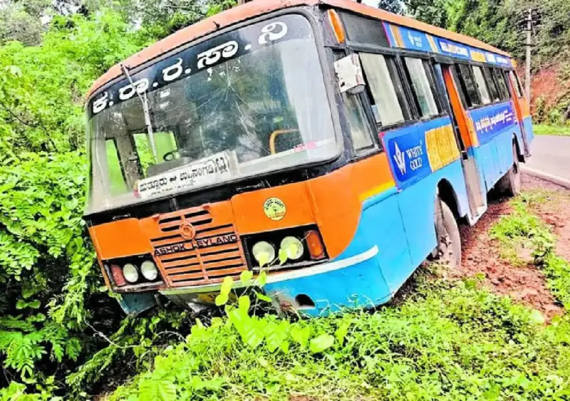 KSRTC bus carrying students skids off road, major mishap averted ...