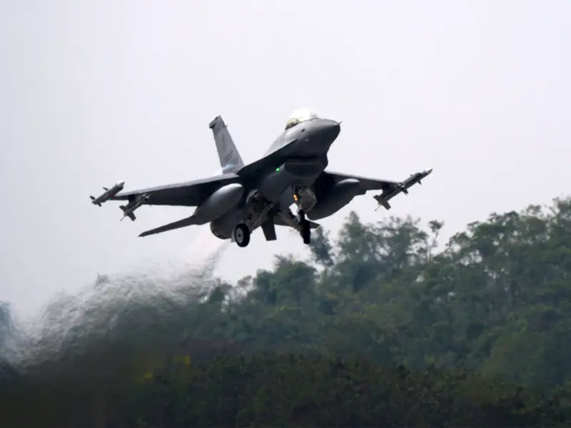 Taiwan detects 8 PLAN vessels, 4 official ships around its territory ...