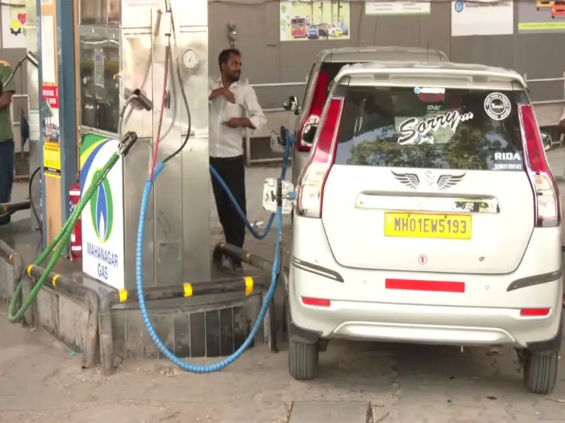 Mumbai cab drivers voice distress as CNG rises to Rs 86/kg | Dailyhunt