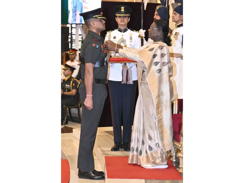 President Murmu presents 51 gallantry awards at Defence Investiture ...