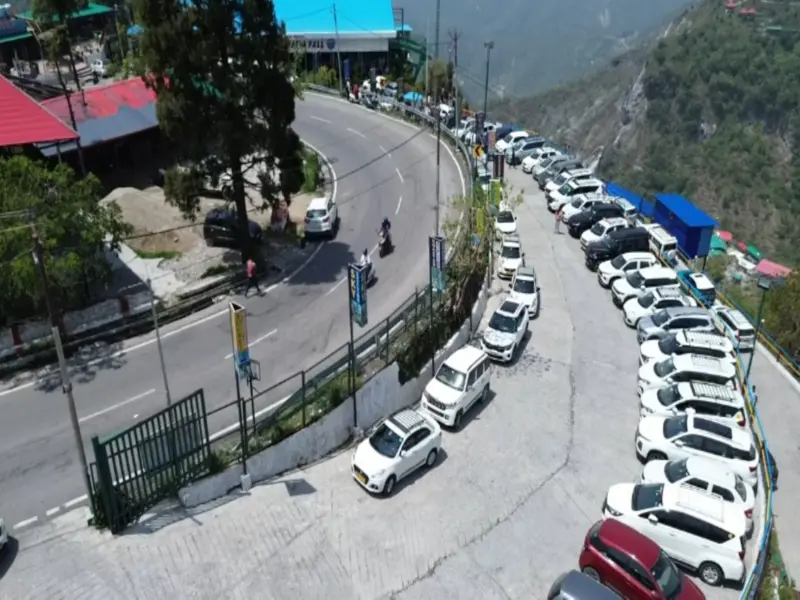 Massive tourist influx causes heavy traffic on Dehradun-Mussoorie route ...